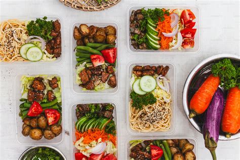 테이블 위의 플라스틱 용기에 담긴 다양한 음식 사진 Unsplash의 건강식 이미지