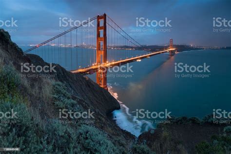 여름이나 가을에 푸른 하늘과 구름이 있는 황혼의 아름다운 저녁 빛에 유명한 골든 게이트 브리지의 고전적인 파노라마 전망