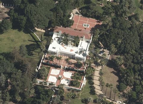 Exclusive Meghan Markle And Prince Harrys New Neighbors Daily Mail