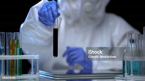 나프타 연료 품질로 시험관을 검사하는 화학 실험실 연구원 가솔린에 대한 스톡 사진 및 기타 이미지 가솔린 시험관 어두운 색 Istock