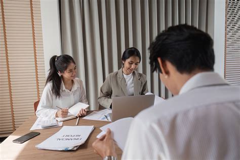 회의를 이끄는 사업가 현대적인 사무실 환경에서 비즈니스 성공과 성장을 위해 직원들과 전략적 조언 공유 Business Model