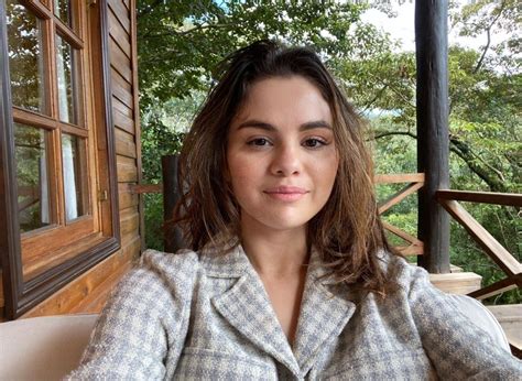 Balik Main Sosmed, Selena Gomez Selfie Tanpa Makeup : Okezone Lifestyle