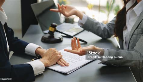 비즈니스 법률 개념 변호사 비즈니스 변호사는 여성 기업가가 노트북과 태블릿으로 저작권 소송을 제기 할 수 있도록 변호사와 상담하고 있습니다 2명에 대한 스톡 사진 및 기타