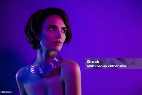 플라스틱 와이어 케이블 목걸이 외모 프로필 측면 빈 공간 고립 된 생생한 배경을 가진 매력적인 여자의 사진 25 29세에 대한 스톡 사진 및 기타 이미지 Istock