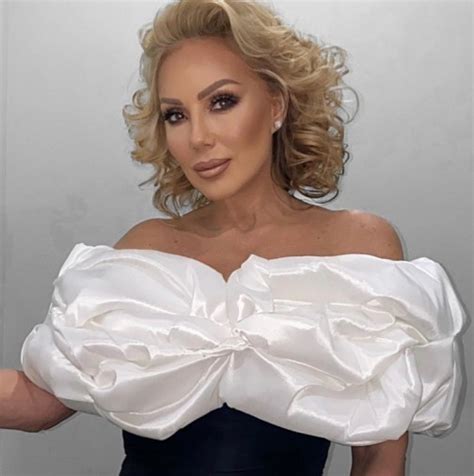 Лепа Брена зашемети с минижуп насред София певицата инкогнито у нас Снимки За Жената