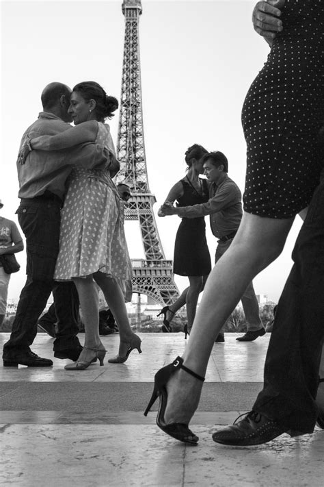 French Kiss A Love Letter To Paris Peter Turnley