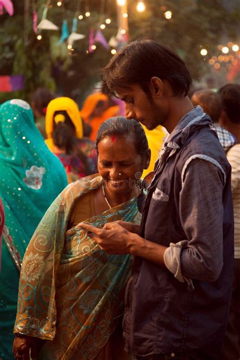 Счастливый индийский человек усмехаясь для концепции камеры Редакционное Стоковое Изображение