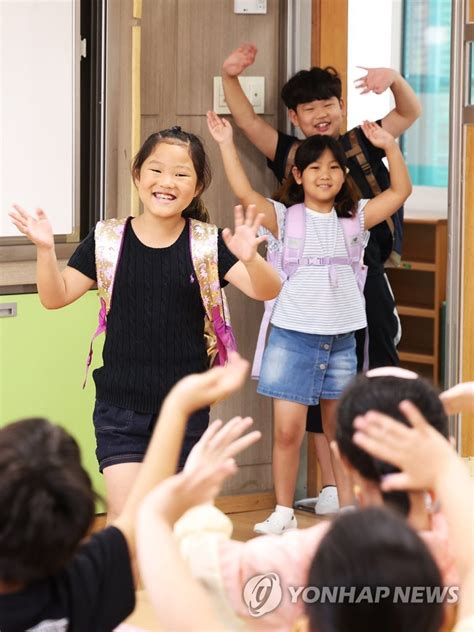 오랜만에 만난 친구와 반가운 인사