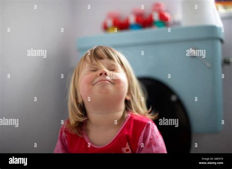 Kleines Mädchen Auf Toilette Stockfoto Bild 3945075 Alamy