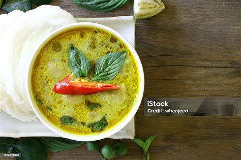 오래된 나무 테이블에 쌀 베르미첼리와 흰색 접시에 녹색 카레 생선 공 의 최고 보기 맛있는 보인다 텍스트를 넣을 복사 공간이 있습니다 가지 채소에 대한 스톡 사진 및 기타