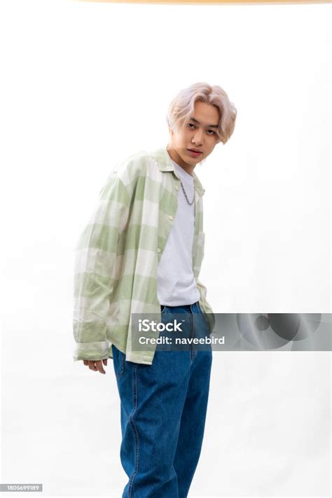 녹색 긴팔 셔츠 빈 템플릿 티셔츠 흰색 티셔츠를 입은 아시아 남자입니다 패션 의류 및 화장품 젊은 남성 모델 금발 머리 흰색 배경에 고립 우아에 대한 스톡 사진 및 기타