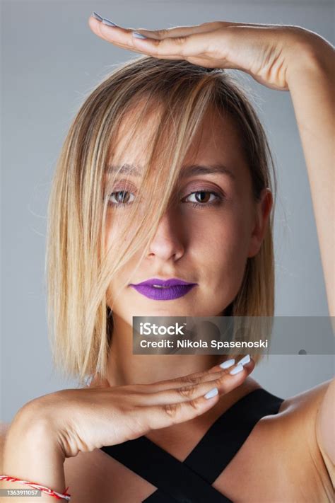 보라색 립스틱 스튜디오 초상화와 아름다운 금발 소녀 손 제스처 20 24세에 대한 스톡 사진 및 기타 이미지 20 24세 갈색 머리 관능 Istock