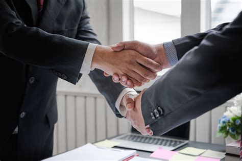 비즈니스 회의 논의 새로운 계획 재무 회계 투자를 마친 후 회의 공동 투자 악수 팀 2명에 대한 스톡 사진 및 기타 이미지 2명 개념 개념과 주제 Istock