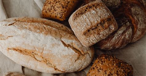 테이블 위에 앉아 있는 빵 한 덩어리 사진 Unsplash의 빵 이미지