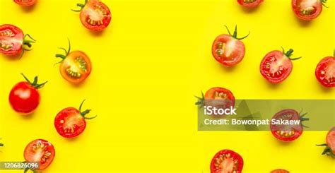 신선한 체리 토마토 전체 및 절반 노란색 배경에 고립 잘라 0명에 대한 스톡 사진 및 기타 이미지 0명 계절 마실 것