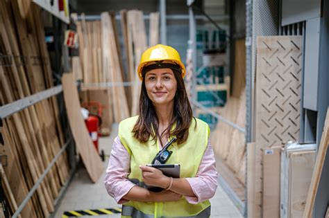 제품을 검사하는 단단한 모자와 안전 조끼를 입은 품질 검사관 감시에 대한 스톡 사진 및 기타 이미지 감시 건설 산업 검사 보기 Istock