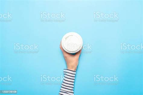 여성의 손은 파란색 배경에 커피와 종이 컵을 들고있다 커피의 개념 따뜻한 음료 아침 식사 배너 플랫 레이 상단 보기 공란에 대한 스톡 사진 및 기타 이미지 Istock