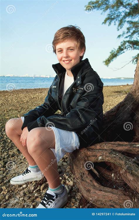 Knappe Jonge Tiener Stock Afbeelding Image Of Leer Jasje