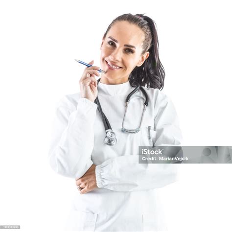 그녀의 목 주위에 펜과 청진기로 웃는 의사 또는 간호사 흰색에 고립 35 39세에 대한 스톡 사진 및 기타 이미지 35 39세 간호사 건강 진단 Istock
