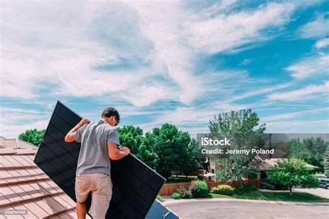 Diy 설치 교외 주택 지붕에 서서 야외에서 태양 전지판을 들고 있는 백인 남성 태양전지판에 대한 스톡 사진 및 기타 이미지 태양전지판 집 Diy Istock