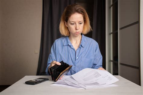 13 Items You Should Never Carry In Your Wallet For Security Reasons