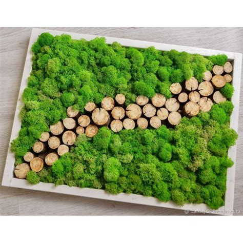 Жива картина от скандинавски мъх в съчетание с дървени шайби