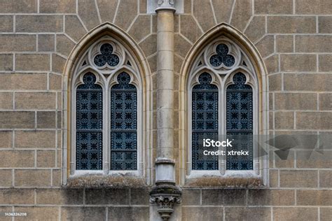 고딕 양식의 중세 스테인드 글라스 창문과 석조 아치 건축 요소 0명에 대한 스톡 사진 및 기타 이미지 0명 건물 외관 건설 프레임 Istock
