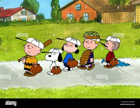 Charlie brown linus lucy charlie hi-res stock photography and images ...