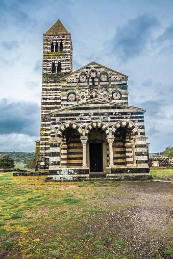 바실리카 델라 첸트로 스토리코 트리니타 디 사 카 르 기아 는 이탈리아 사르디 니 아 북부의 로마네스크 양식의 교회입니다 현지