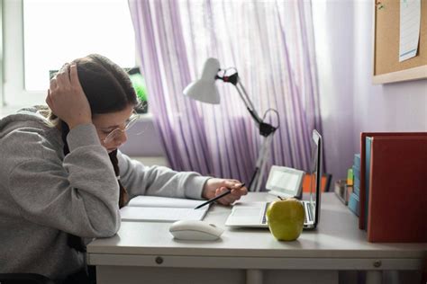 困难学校赋值解决十几岁的女孩学习图片 包图网企业站