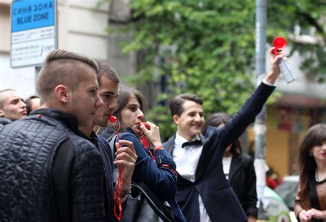 Засега не се предвиждат промени в датите на баловете и матурите Flashnews