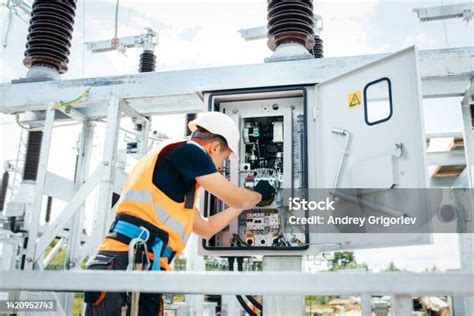 성인 전기 엔지니어는 장비 제어 캐비닛에서 전기 시스템을 검사합니다 현대 전기 발전소의 설치 산업에 대한 스톡 사진 및 기타 이미지 Istock