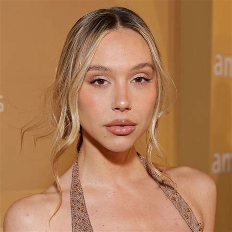 Alexis Ren Background