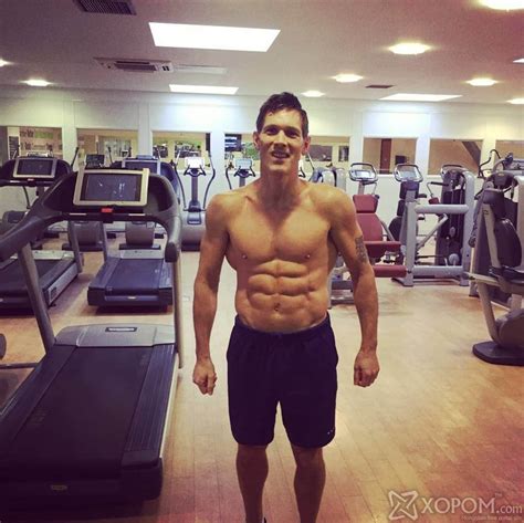 Британи эр маш залуухан харагддаг учраас хүмүүс түүнийг охиных нь найз залуу гэж боддог гэнэ