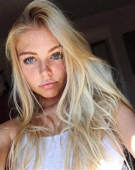 Annika Boron Scrolller