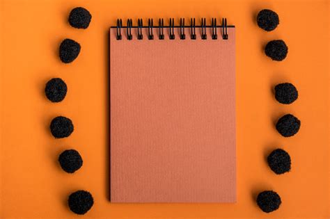 주황색 배경에 검은 색 푹신한 폼 폼 프레임의 오렌지 메모장 할로윈 축하 개념 공간을 복사합니다 0명에 대한 스톡 사진 및 기타 이미지 Istock