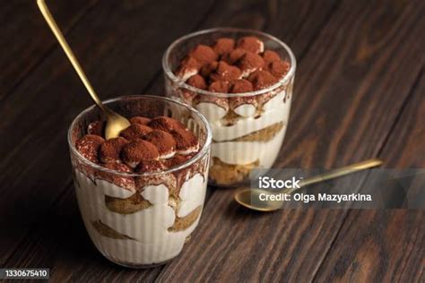 나무 테이블에 유리티라미수 사보야디 쿠키 마스카포네 크림과 코코아 파우더로 만든 전통 커피 맛 이탈리아 디저트 유리잔에 대한 스톡 사진 및 기타 이미지 Istock