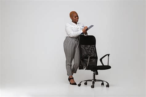 회색 배경에 사무실 복장에 젊은 아프리카 계 미국인 여성 바디 포지티브 여성 캐릭터 플러스 사이즈 사업가 곡선에 대한 스톡 사진