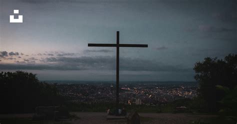 낮 동안 흐린 하늘 아래 푸른 잔디밭에 갈색 나무 십자가 사진 Unsplash의 무료 회색 이미지