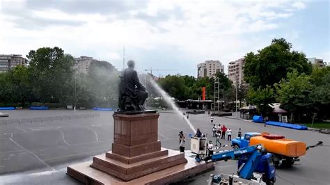 Վարդավառի տոնի կապակցությամբ Երեւանում լվացել են արձանները Youtube