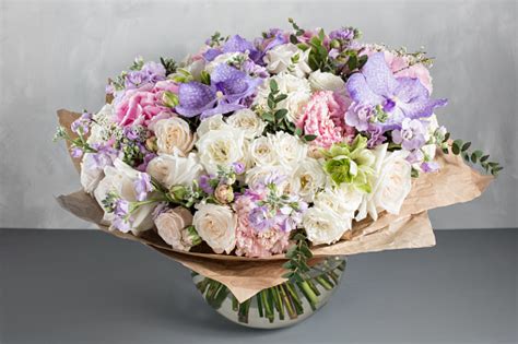 고급 스 럽 고 우아한 꽃다발 장미 등의 꽃 나무 회색 배경 복사 공간에 색상 개화기에 대한 스톡 사진 및 기타 이미지