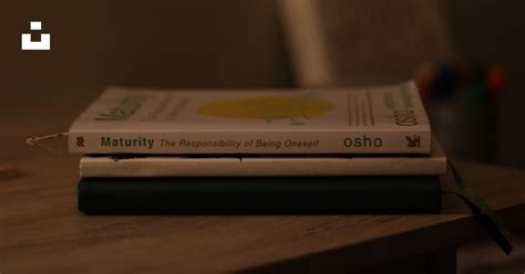 나무 테이블 위에 놓인 책 더미 사진 Unsplash의 무료 녹색 이미지