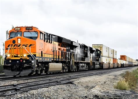 Live The Worm Strikes Again Bnsf 3728 Thunders Through Lemont