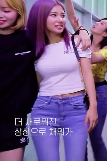 흰티에 청바지 입고 퇴근하는 아이즈원 강혜원 움짤