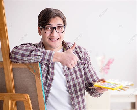 밝은 작업실에서 그림을 그리는 젊은 남성 예술가 밝은 작업실에서 그림을 그리는 젊은 남성 예술가 사진 배경 및 무료 다운로드를위한 그림 Pngtree