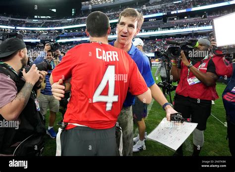 Nfc Head Coach Eli Manning Hugs Afc Quarterback Derek Carr 4 Of The