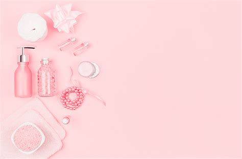 핑크 배경 복사 공간 플랫 레이에 피부와 바디 케어를위한 엘레강스 핑크 스파 화장품 0명에 대한 스톡 사진 및 기타 이미지 0명 가벼운 개인 장식품 Istock