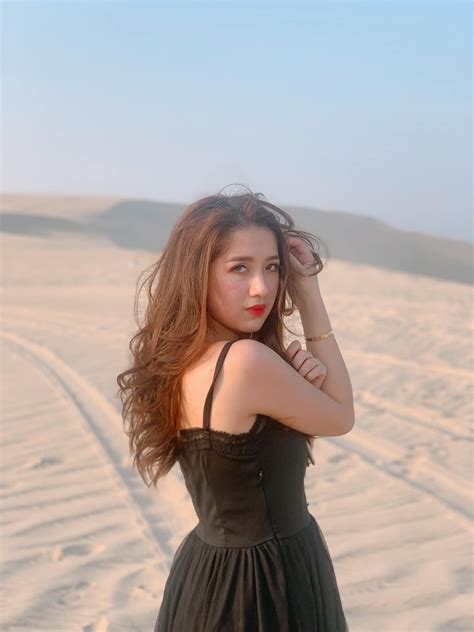 သဲကန္တာရထဲမှာ ချစ်ခင်ပွန်းနဲ့အတူ ရိုမန့်တစ်ဆန်ဆန် အပြတ်လန်းနေတဲ့ အမိုက