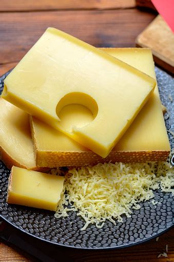 스위스의 에멘탈 또는 Emmentaler 매체 하드 치즈 둥근 구멍 Gruyere 아펜젤러와 전통적인 치즈 퐁듀와 그 라 탕에 사용 하는 라 클 렛 치즈 0명에 대한 스톡