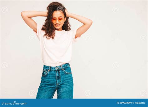 Bella Joven Posando En El Estudio Imagen De Archivo Imagen De Resplandor Lindo 259033899